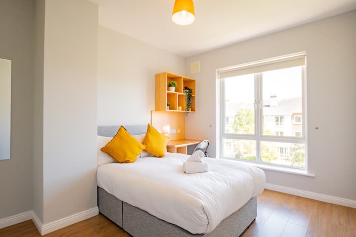 Spacious 4-bedroom Townhouse | Sleeps 8 | Parking - 골웨이