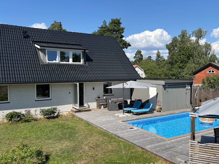 Familjevilla Med Uppvärmd Pool Och Privat Trädgård - Stockholm