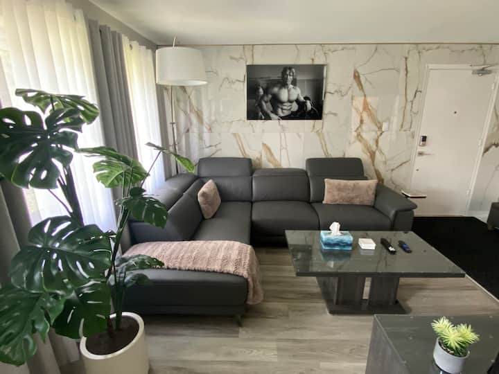 Modern 2 Bed Condo Near Argyle Mall + Free Parking - London