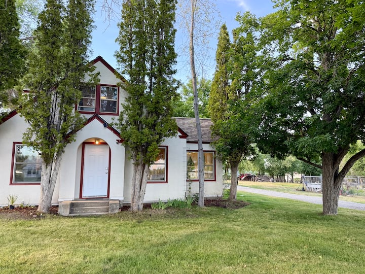 The Canyon House - 2 Br In Town, Blodgett Views! - Hamilton, MT