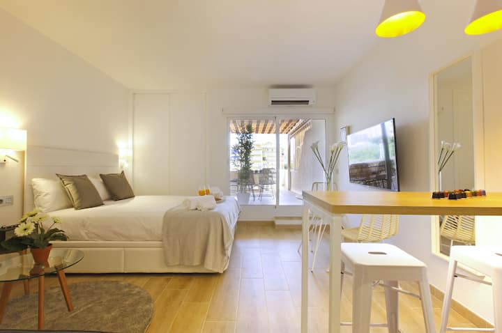 Aparthotel Benalbeach With Large Deluxe Terrace - Benalmádena