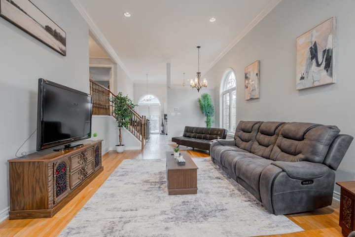 6 Beds | Spacious 4br | Parking | Kitchen| Laundry - London, ON, Canada