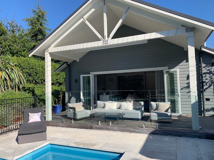 Separate Pool House Within Country Home Retreat - Tauranga