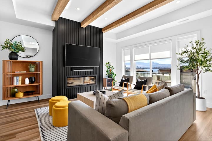 The Shore & Vine | Lakeview W/ Rooftop & Hot Tub - Kelowna