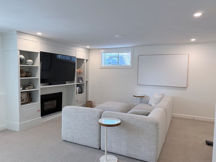 Spacious Private Basement Retreat In North Van - North Vancouver