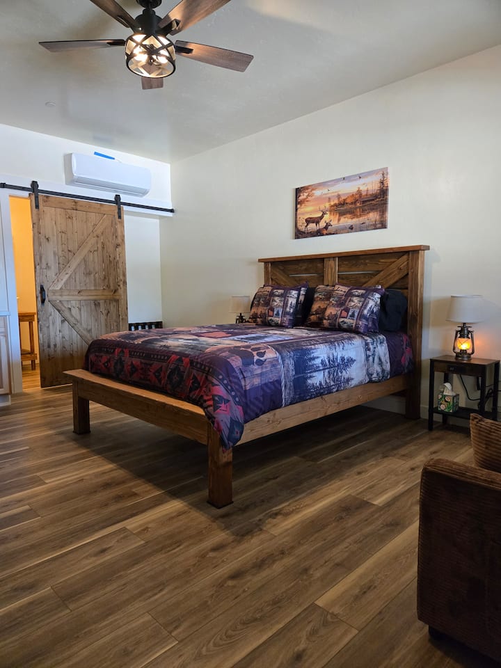 Looking Deer Lodge, White Tail Suite, Spa/pool - Collier Memorial State Park, Chiloquin