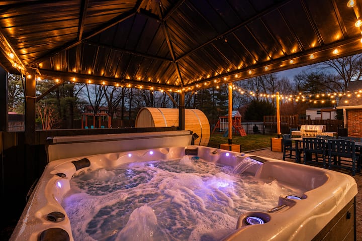 Sauna Hot Tub Theater Pool Game Zone Sleeps 20 - Terre Haute, IN