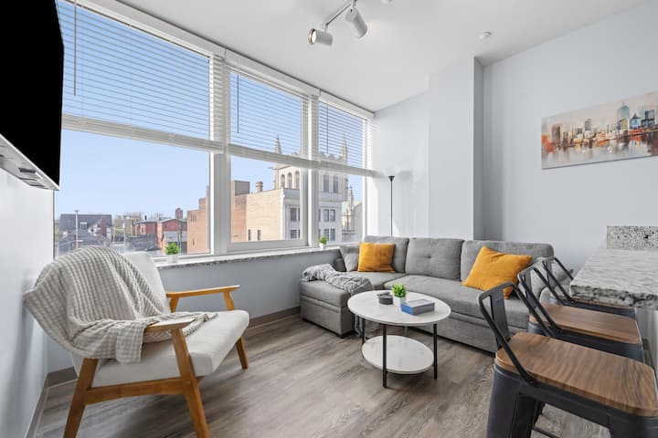 Sunlit Downtown Stay | Cozy + Modern W/ City Views - Cleveland