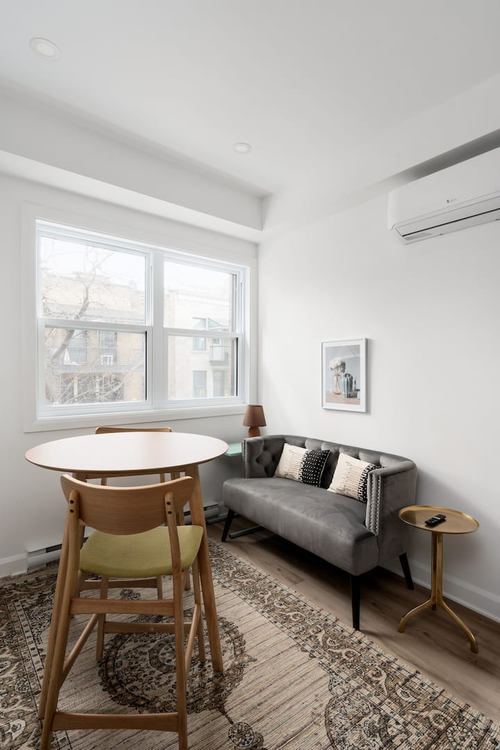 Plateau Loft | Walk To St-laurent & Cafés - Montreal