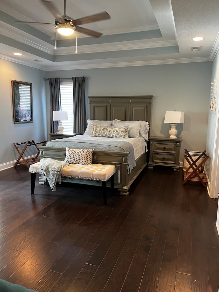 Near Gsp.
Impeccable! Private 3-room Suite On Main - Greer, SC