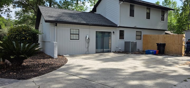 Extended Stay Studio | Tesla Charger | 28+ Days - Gainesville, FL