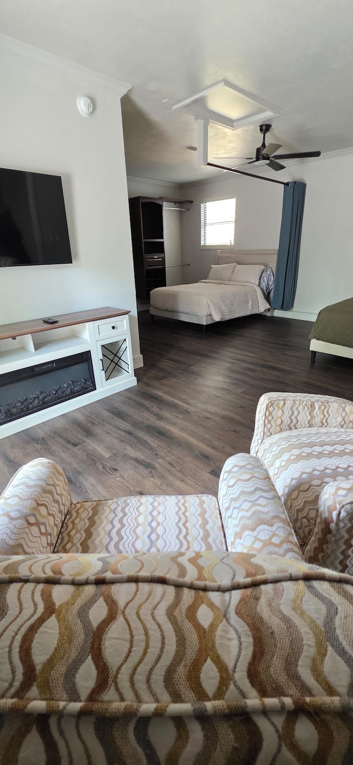 Extended Stay Studio | Tesla Charger | 28+ Days - Gainesville, FL