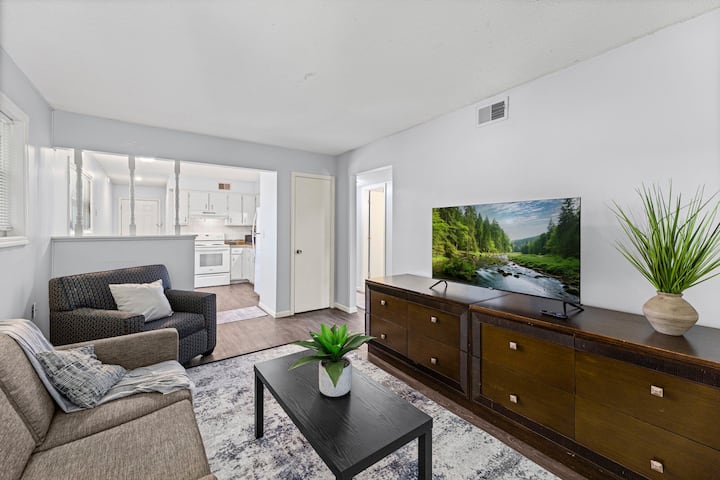 Independence 2bd Apartment With King Bed & Parking - Independence, MO