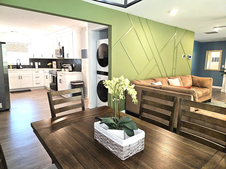 Cozy Atl Retreat | 3bd 2ba | King Suite + Deck - Hartsfield-Jackson Atlanta Airport (ATL)