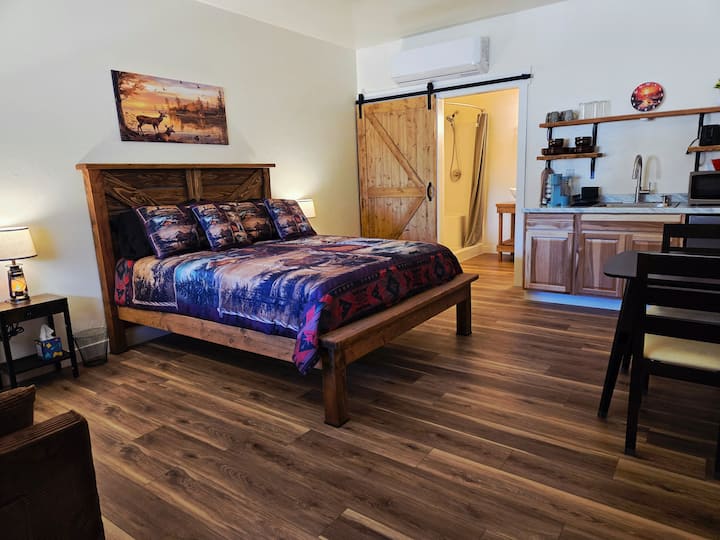 Looking Deer Lodge, Red Deer Suite, Spa/pool - Collier Memorial State Park, Chiloquin