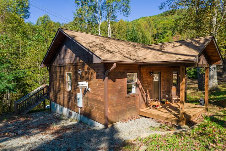 *Newly Owned* Cozy Cabin With Mountain Views - Calderwood Lake, TN