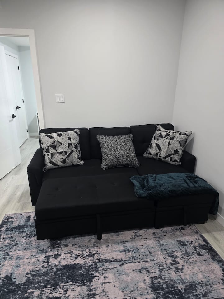Elegant Basement Suite In The Uplands - Edmonton