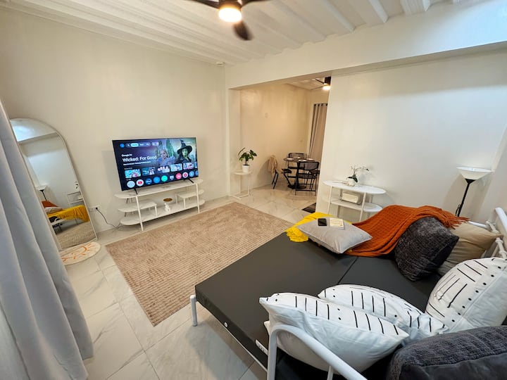 Cozy Ivory| Free Street Parking| Netflix - Angono