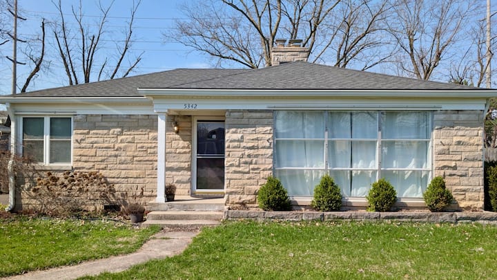 Penelope's Palace - Dog Friendly W/ Self Check-in. - Indianapolis, IN