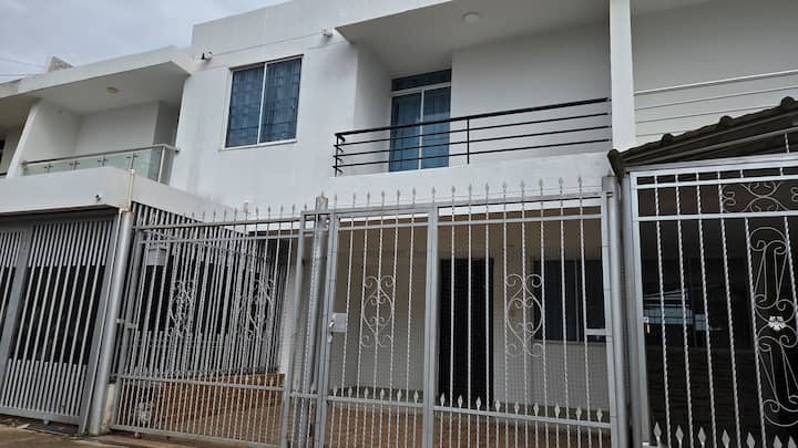 Casa Amplia - Cerca Al Centro Comercial Mayales - Valledupar