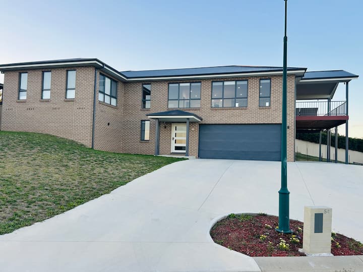 Luxury Hillside Home With Views - Bathurst