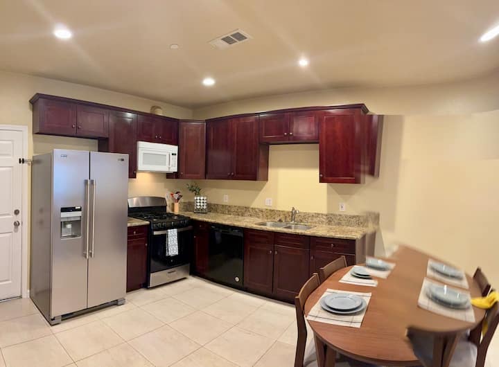 Homely Place To Stay In Downtown Rialto. - San Bernardino, CA