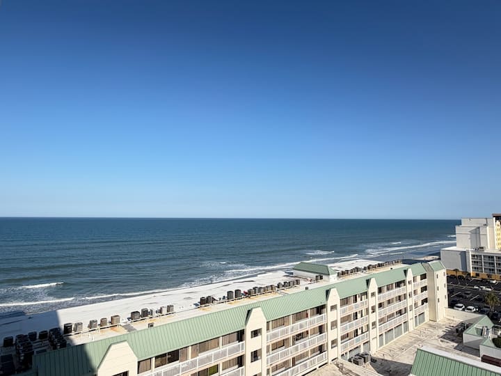 Beach Access Studio + Kitchen - Amazing Location - Daytona Beach, FL
