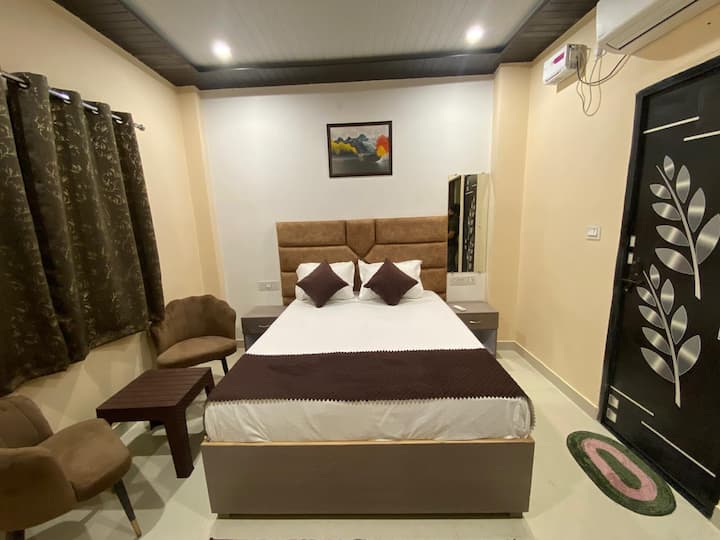 Clean Ac Rooms In Prime Location In Varanasi - Varanasi
