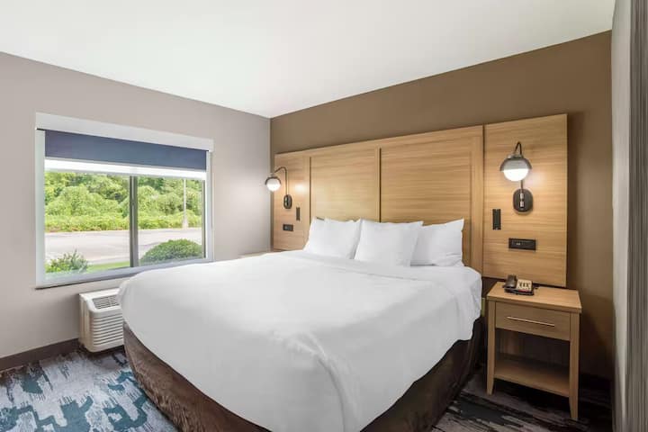 Westgate Mall King Suite Breakfast, Gym, Pool - Spartanburg, SC