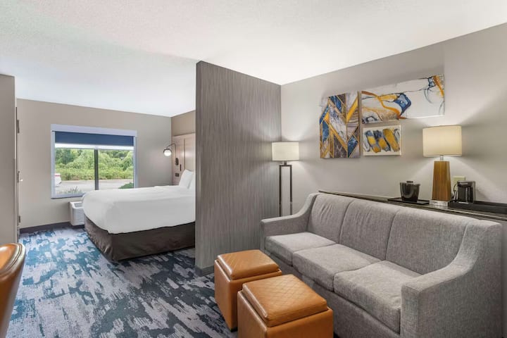 Westgate Mall King Suite Breakfast, Gym, Pool - Spartanburg, SC