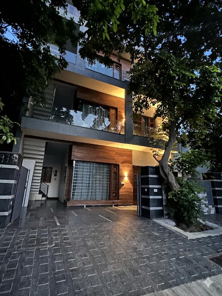 6 Bhk & Jacuzzi @ Airport Chandigarh (7 Min) - Sahibzada Ajit Singh Nagar
