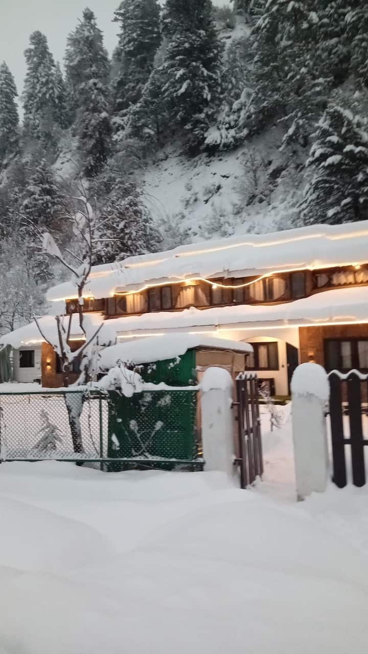 Riverside Cottage W/ Mountain Views, J&k - Pahalgam