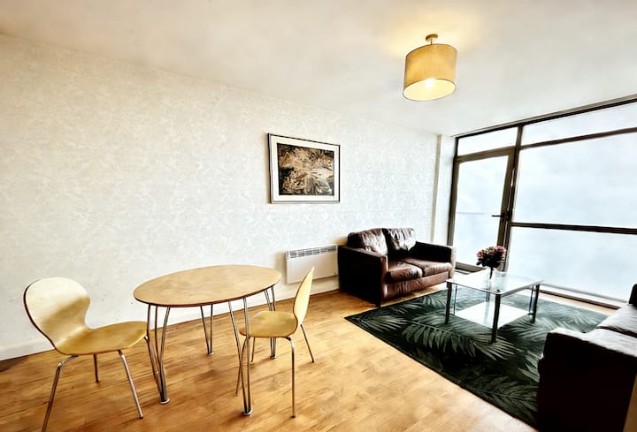 Central Modern 2-bedroom Flat - Manchester
