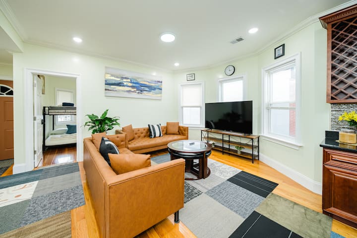 Kid-friendly 4br Boston | Parking| Near Park 90/2 - Dorchester, MA