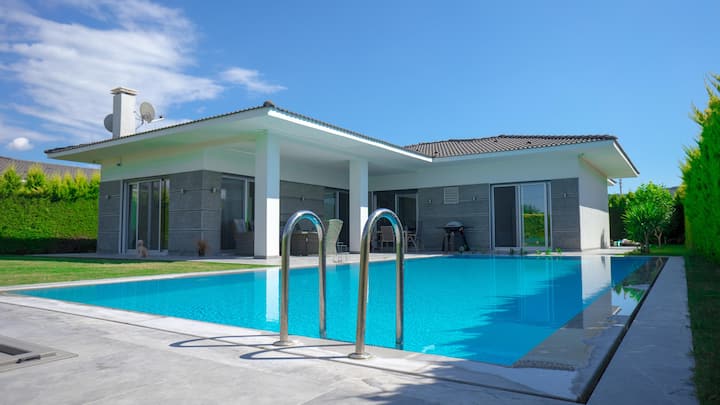 Spacious Villa With Private Pool At ÇEşme - Çeşme