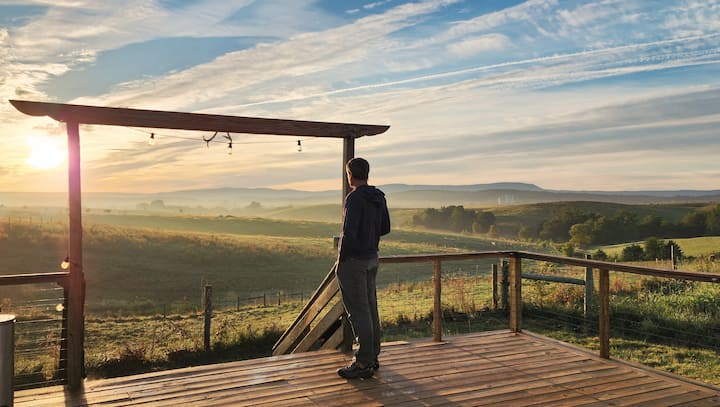 Cozy Vintage Camper With Meadow Views - バージニア州
