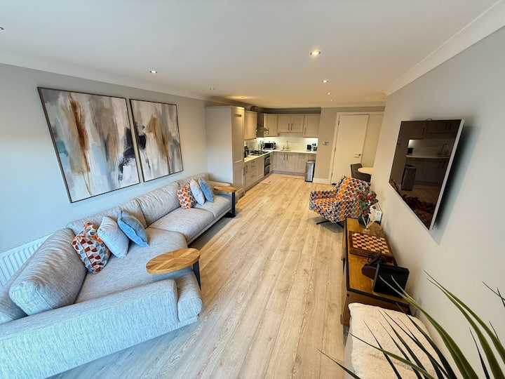 New Listing! Stylish 2 Bed In Heart Of Malahide - Swords