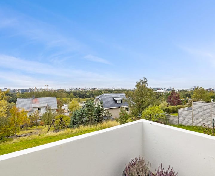 Bjart Og Hlýlegt Heimili Með Góðu úTsýni-miðsvæðis - Islande