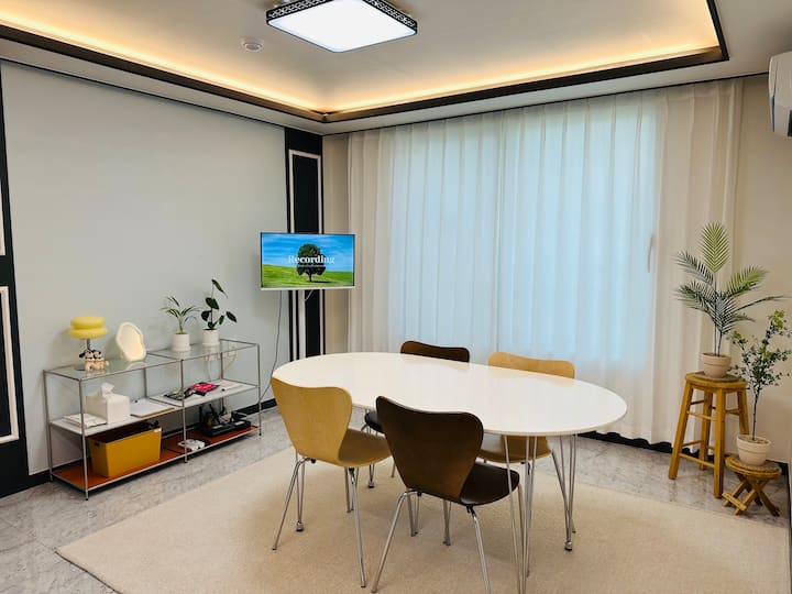 성심당 •대흥동인근 •한화생명볼파크도보3분 •대전역 10분 •주차가능 •빵지순례 - Daejeon