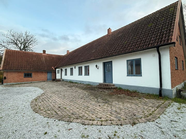 Charmigt Hus I Kornheddinge Med Vacker Trädgård - Staffanstorp