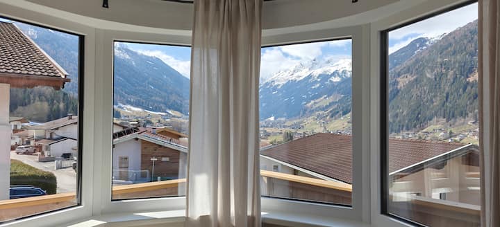 Geräumiges 3 Zi Apartment Mit Balkon Und Bergblick - Serles