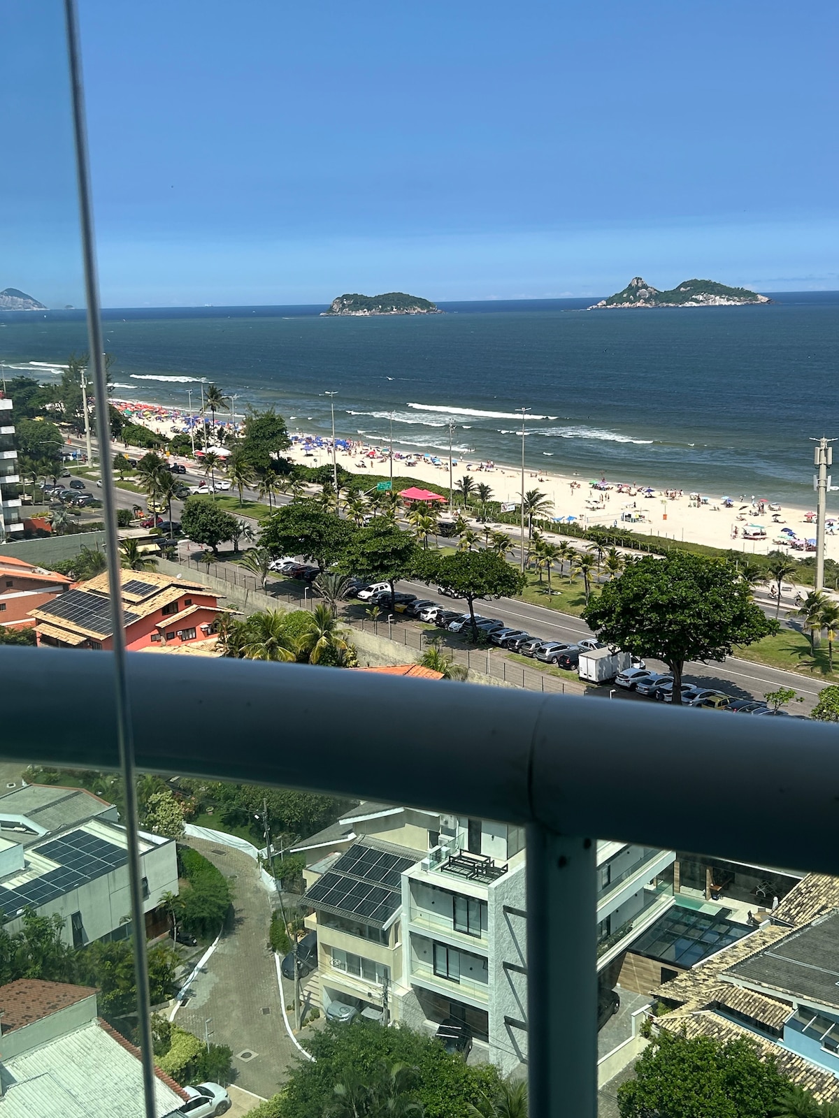 A pie de playa, vistas de ensueño en un resort playero - Apartamentos ...
