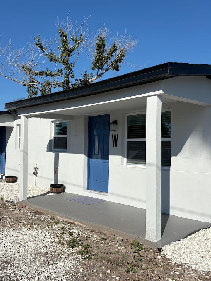 Blue Tide Retreat | Walk To Beach | Long Term Stay - Madeira Beach, FL