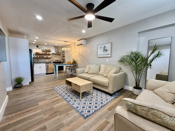 Relaxed Beach Retreat | Large 1br | Dogs Welcome - St. Pete Beach, FL