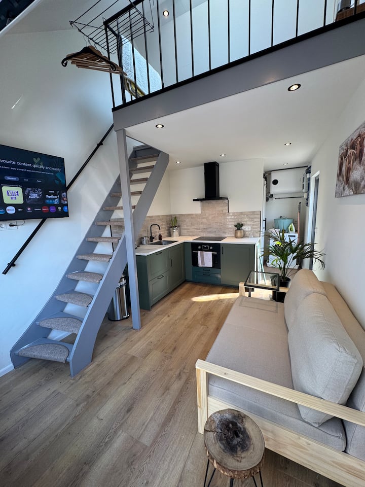 Modern Tiny Home W/ Loft * Free Parking & Laundry - Best