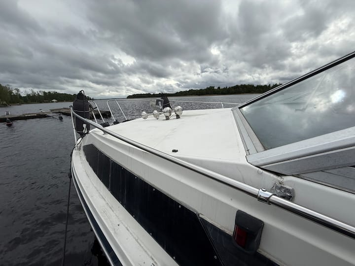 Motorbåt Och Flera Hus På En Gård Med Bastu - Värnamo