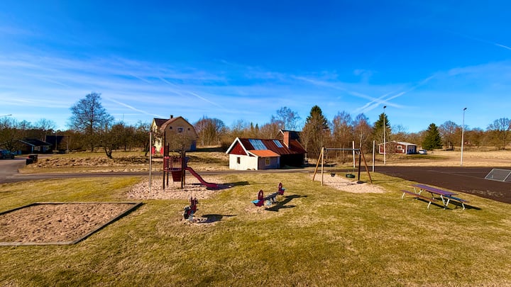 Motorbåt Gård 2 Hus 20 Rum 10.000kvm Tomt Lekplats - Värnamo