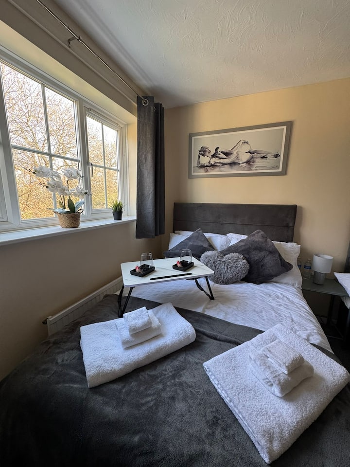 Cosy House In Bradley Stoke, Bristol - Sleeps 9 - Brístol