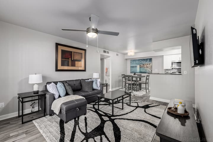 Modern Spacious Getaway Near Phx & Asu - Tempe, AZ
