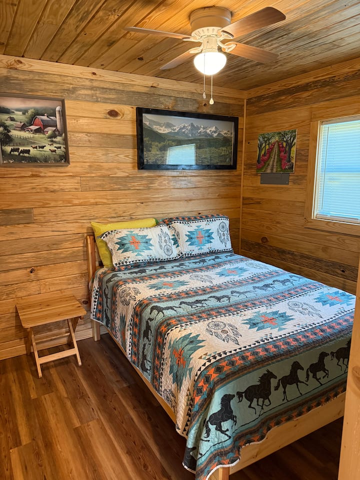 Cozy Tiny Cabin Getaway! - Florence, AL